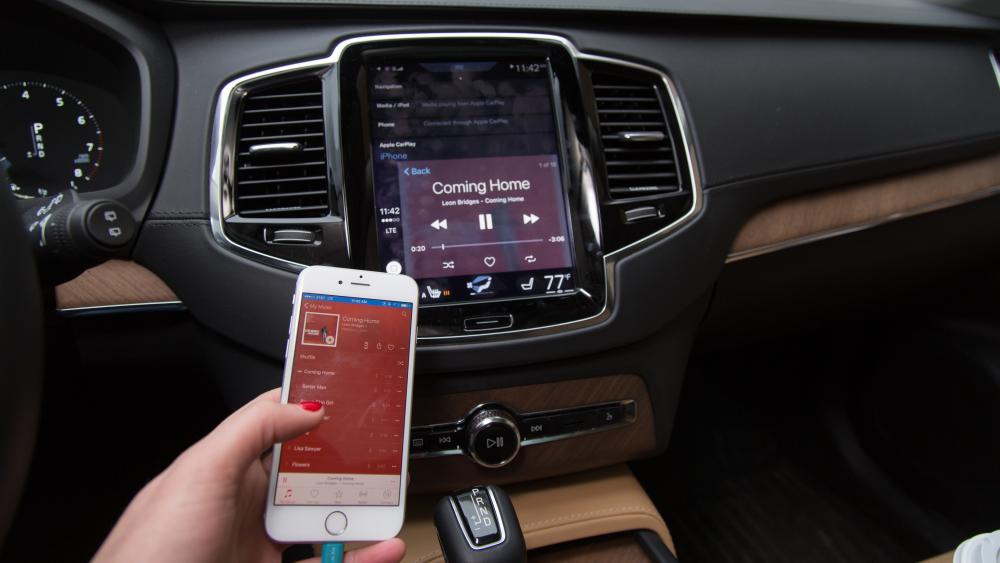 2016 Volvo XC90: We Dive Into Its Enormous Touch-Screen | News | Cars.com